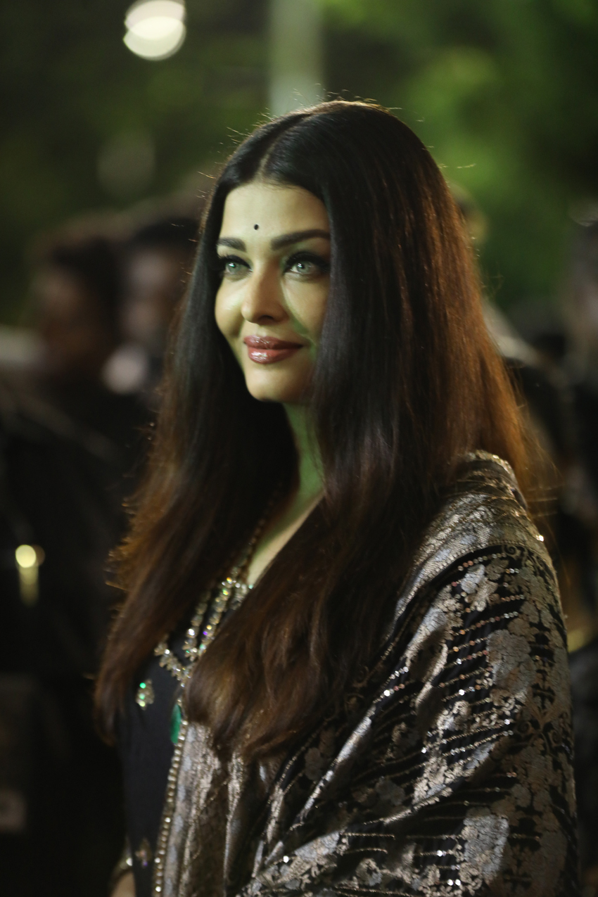 Aishwarya Rai Bachchan Looks Stunning At Ponniyin Selvan Trailer Launch ...