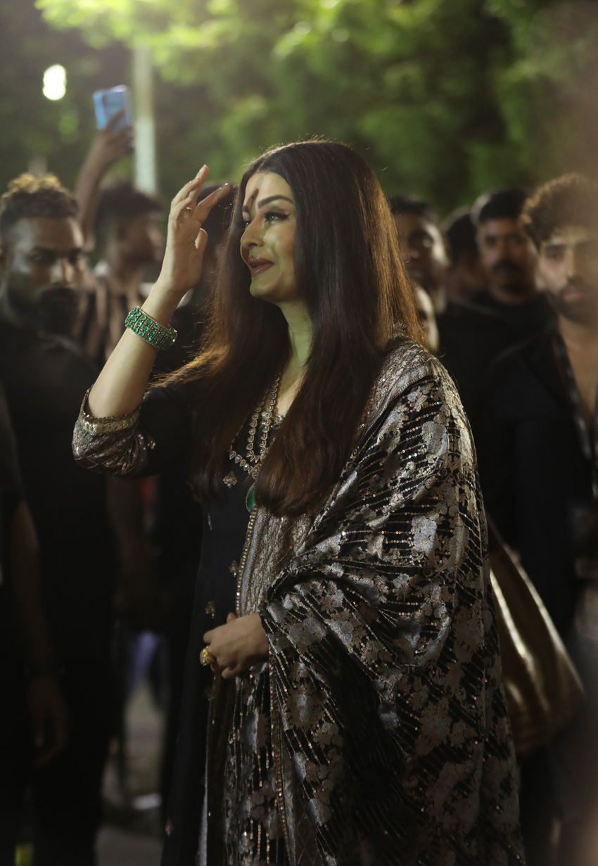 Aishwarya Rai Bachchan Looks Stunning At Ponniyin Selvan Trailer Launch ...