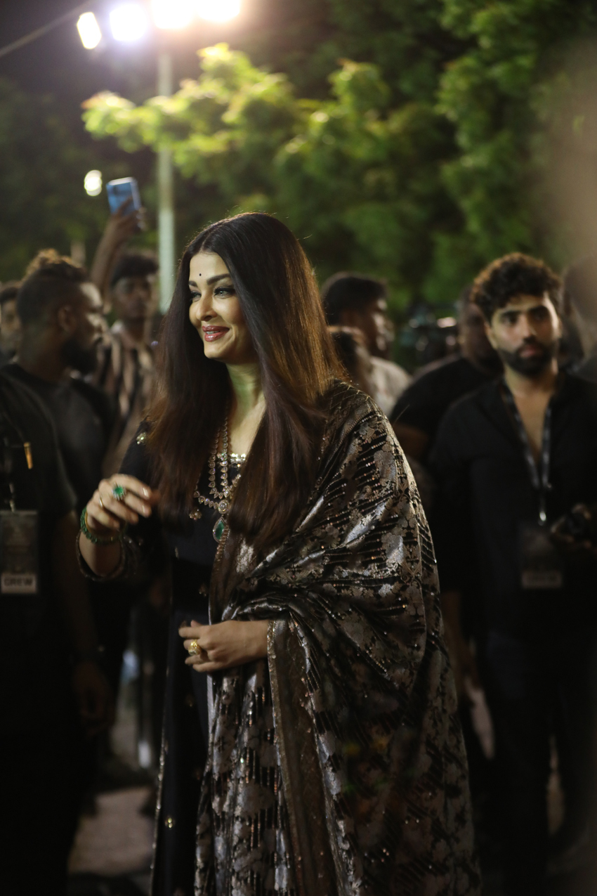 Aishwarya Rai Bachchan Looks Stunning At Ponniyin Selvan Trailer Launch ...
