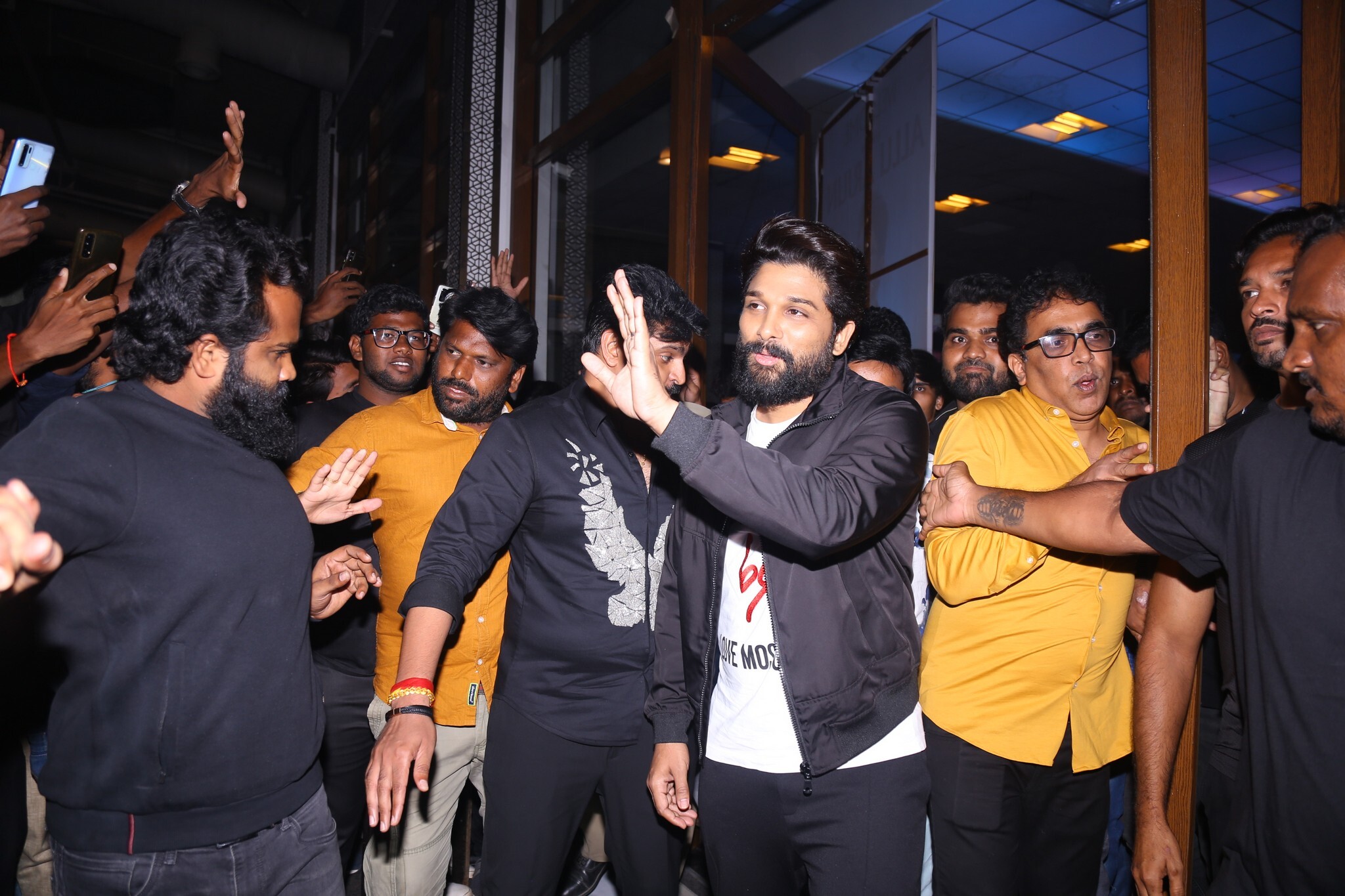 Alluri Pre Release Event శ్రీవిష్ణు కోసం ఐకాన్ స్టార్.. గ్రాండ్‌గా ...