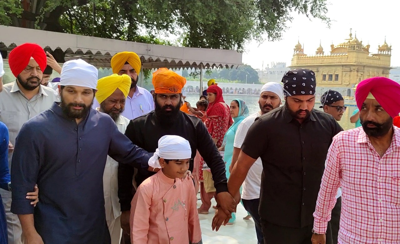 Allu Arjun with family at golden temple to seek blessings - Filmibeat