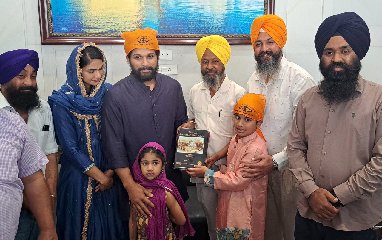 Allu Arjun with family at golden temple to seek blessings - Filmibeat