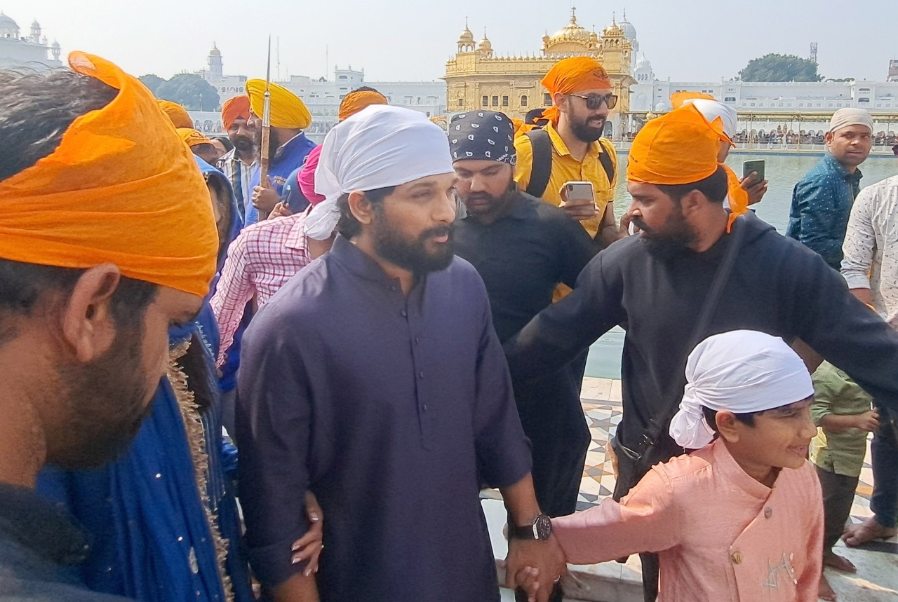Allu Arjun with family at golden temple to seek blessings - Filmibeat