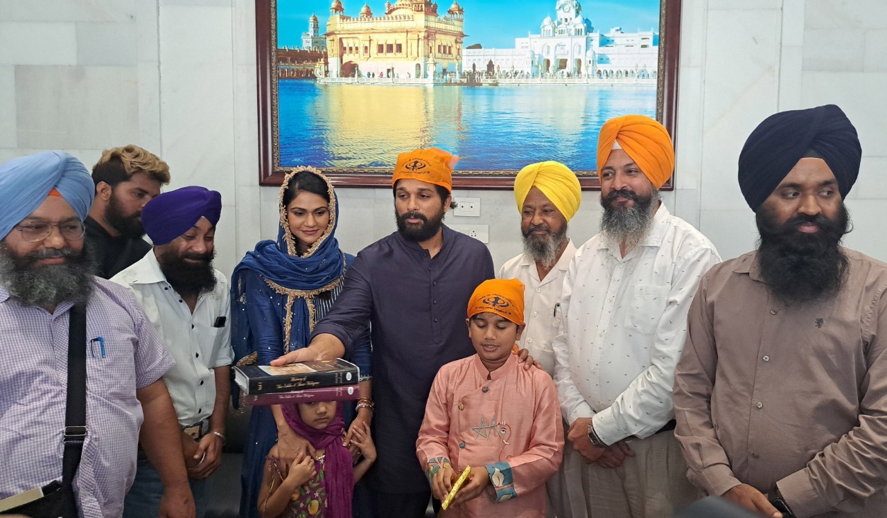 Allu Arjun with family at golden temple to seek blessings - Filmibeat