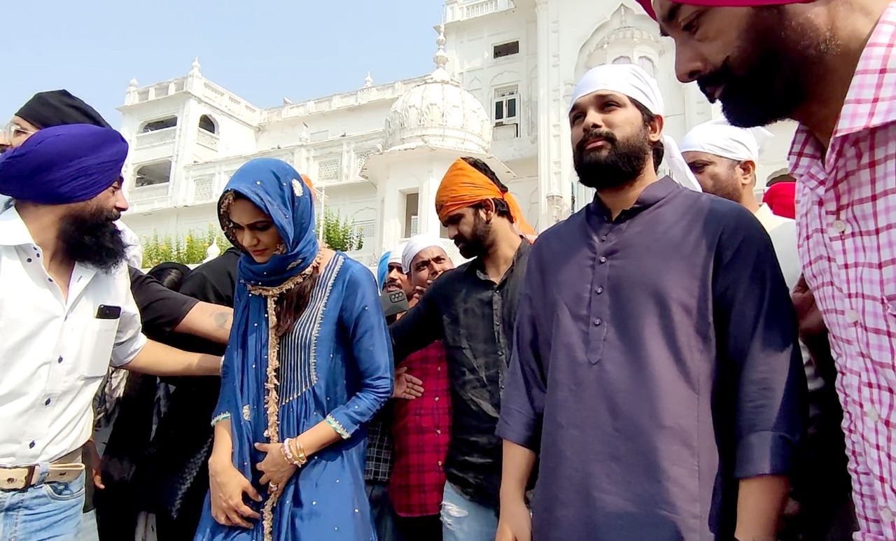 Allu Arjun with family at golden temple to seek blessings - Filmibeat