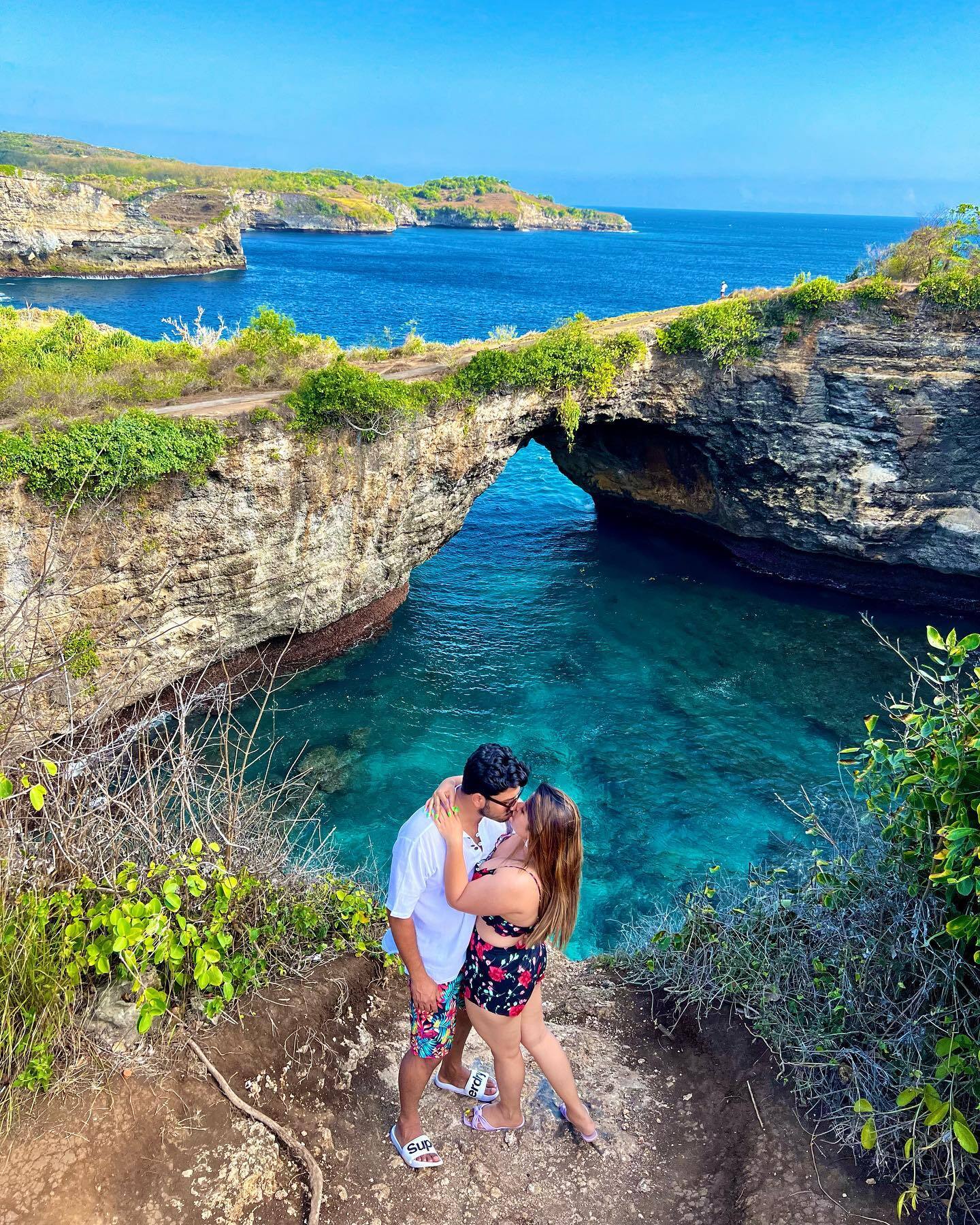 Aparna Thomas And His Husband Jeeva Joseph Vaccation Romantic Pics Goes Viral Photos - Filmibeat