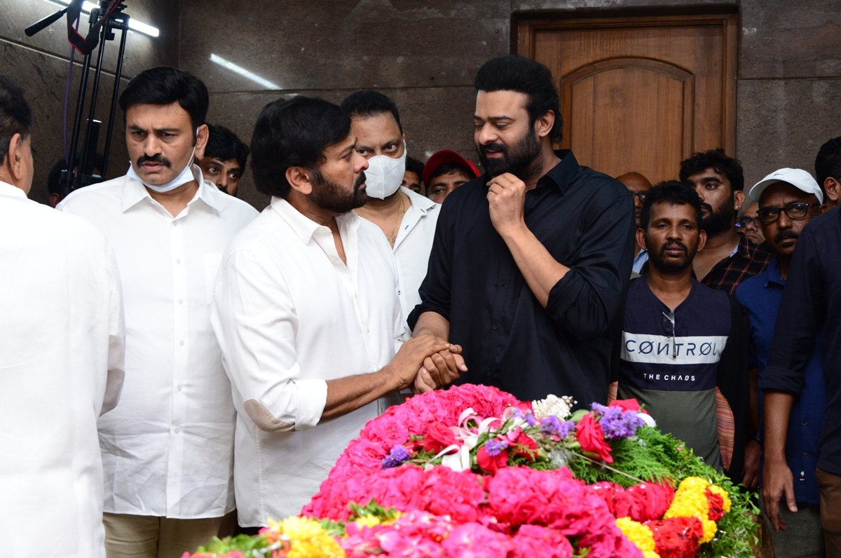 Krishnam Raju No More: తిరిగిరాని లోకాలకు రెబల్ స్టార్.. ప్రభాస్‌కు ...