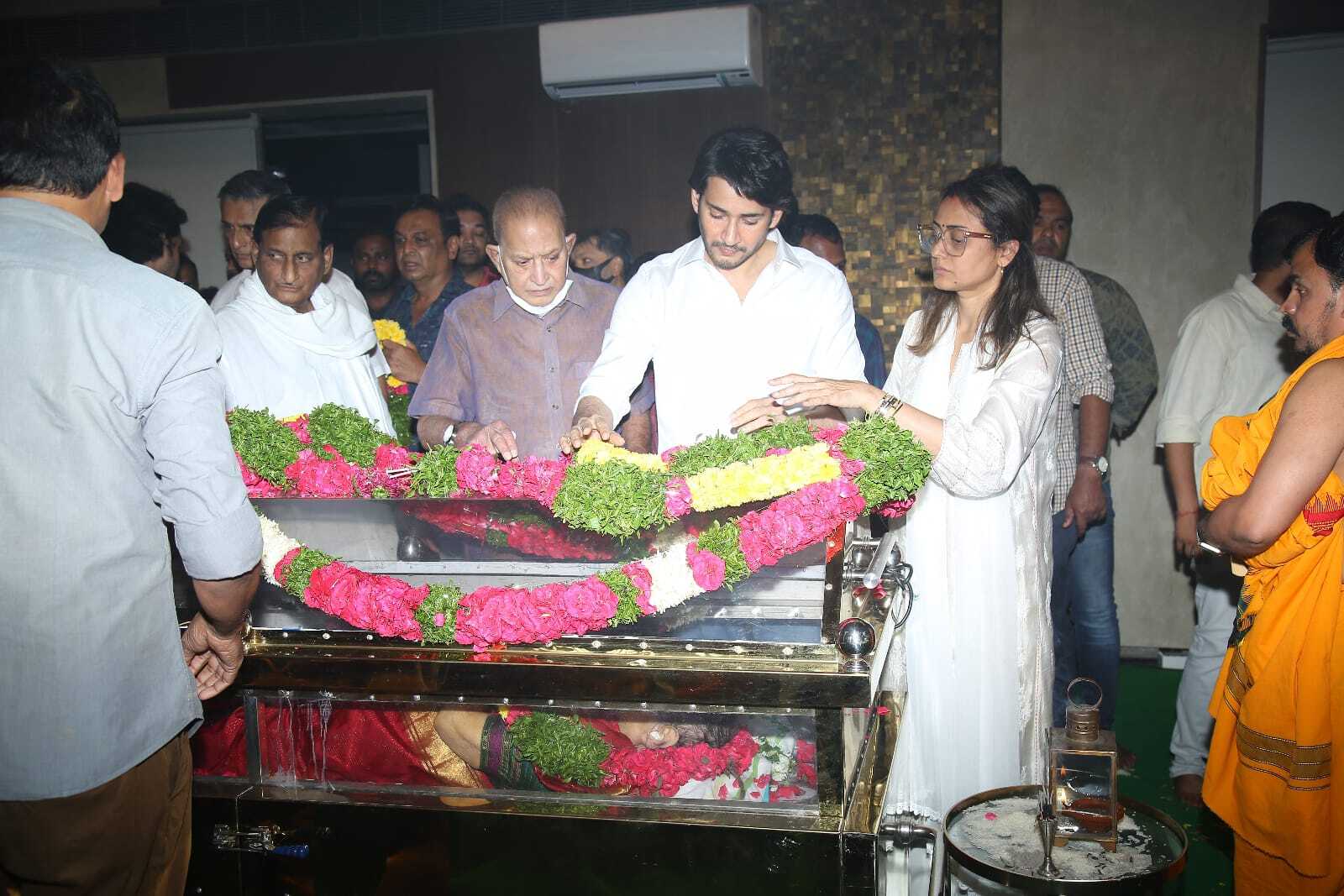 Celebs & Family Members Pays Final Respect to Mahesh's Babu Mother Indira Devi Photos - Filmibeat