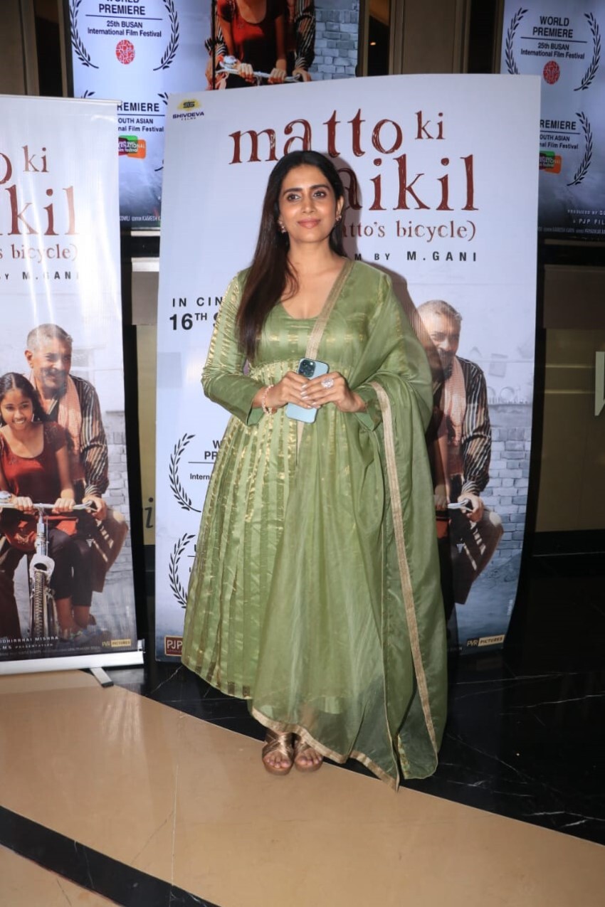 Celebs at Matto Ki Saikil screening in Juhu - Filmibeat