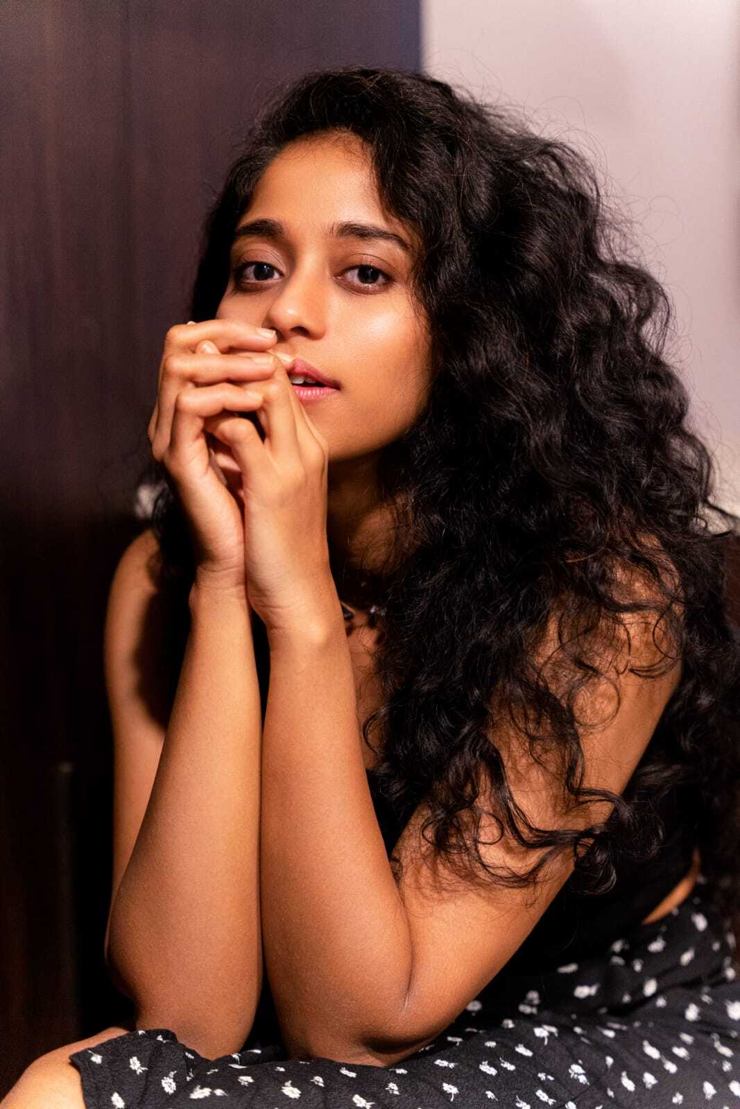 Krisha Kurup గ్లామర్ ట్రీట్‌కు క్లాప్ కొట్టిన క్రిషా కురప్ | Krisha Kurup Sizzles In Black Dress ...