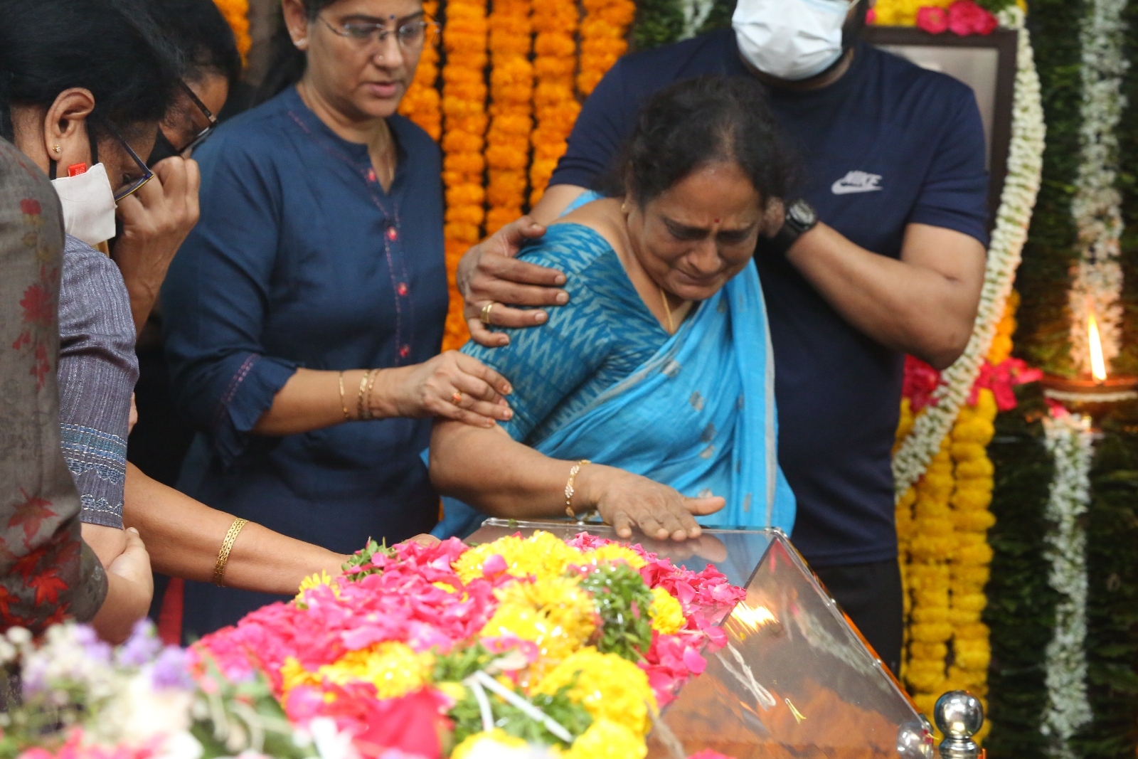 Krishnam Raju No More శోక సంద్రంలో సినీ పరిశ్రమ.. రెబల్ స్టార్‌కు ...