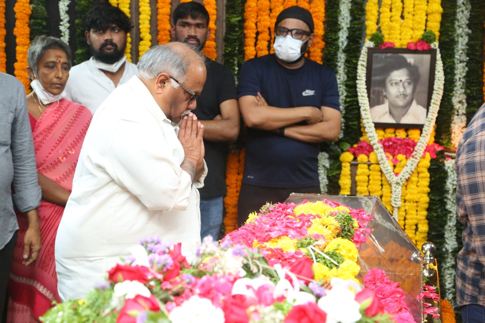 Krishnam Raju No More శోక సంద్రంలో సినీ పరిశ్రమ.. రెబల్ స్టార్‌కు ...
