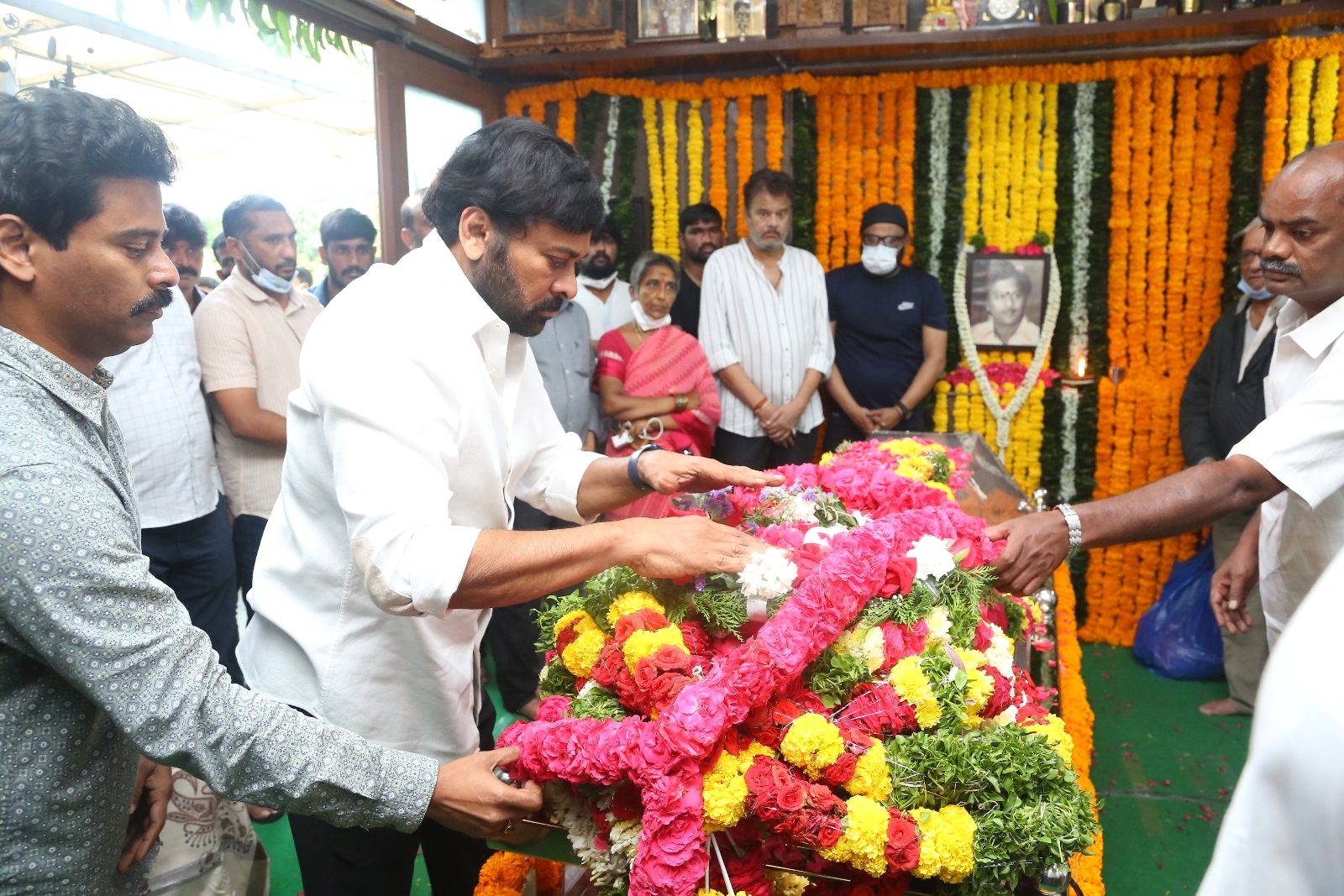 Krishnam Raju No More శోక సంద్రంలో సినీ పరిశ్రమ.. రెబల్ స్టార్‌కు ...