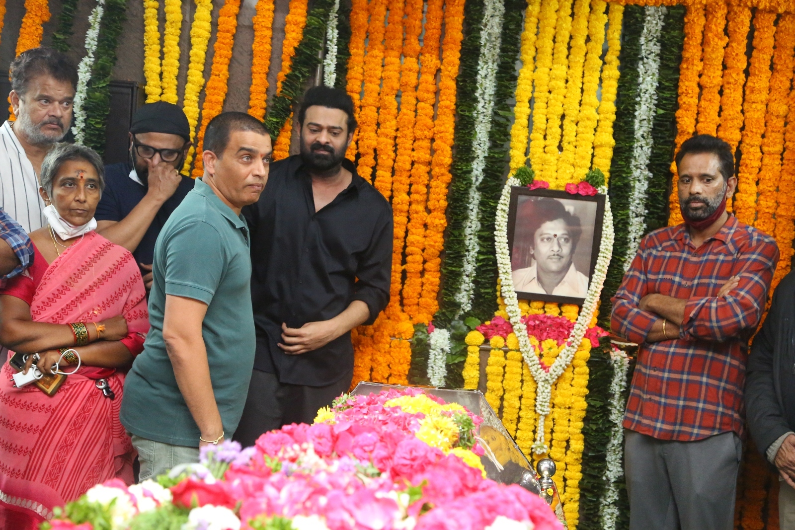 Krishnam Raju No More శోక సంద్రంలో సినీ పరిశ్రమ.. రెబల్ స్టార్‌కు ...