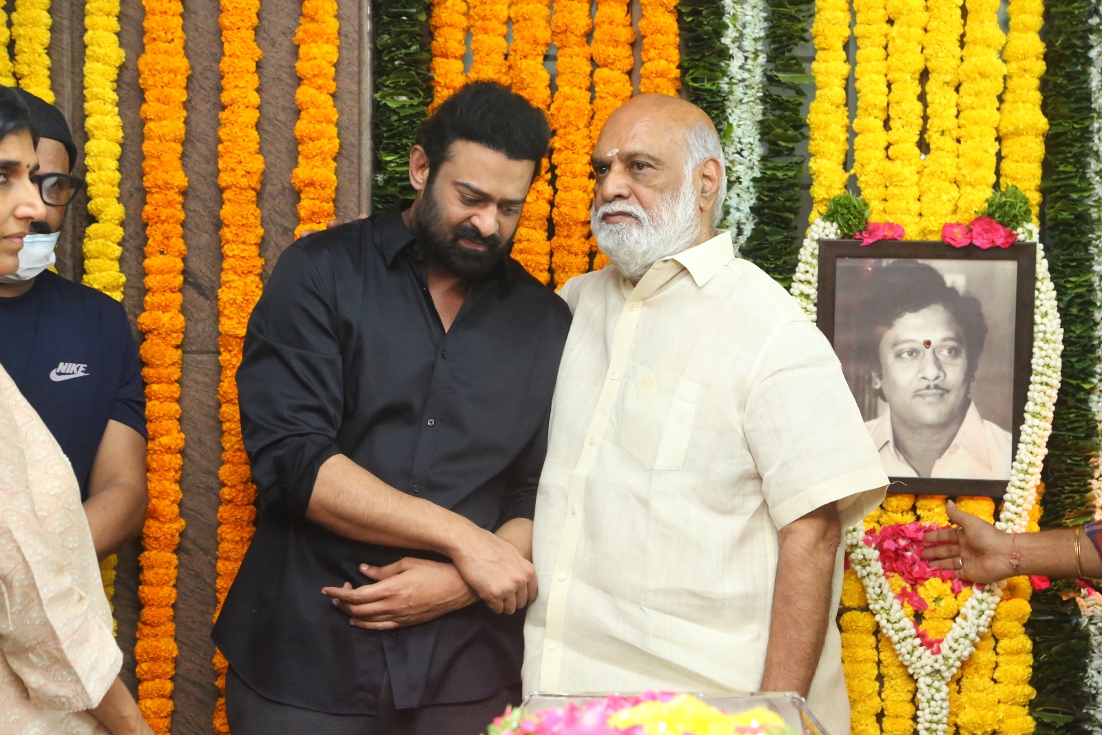 Krishnam Raju No More శోక సంద్రంలో సినీ పరిశ్రమ.. రెబల్ స్టార్‌కు ...