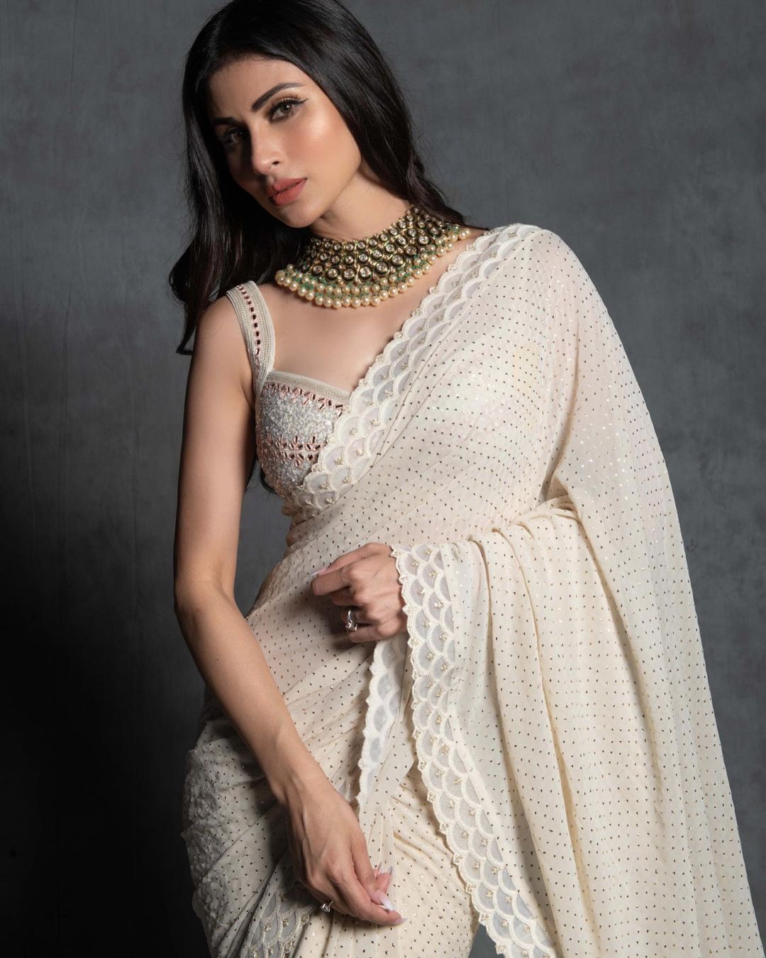 சேலையில் மின்னும் நாகினி நாயகியின் அசத்தல் புகைப்படங்கள்! | Nagini ...