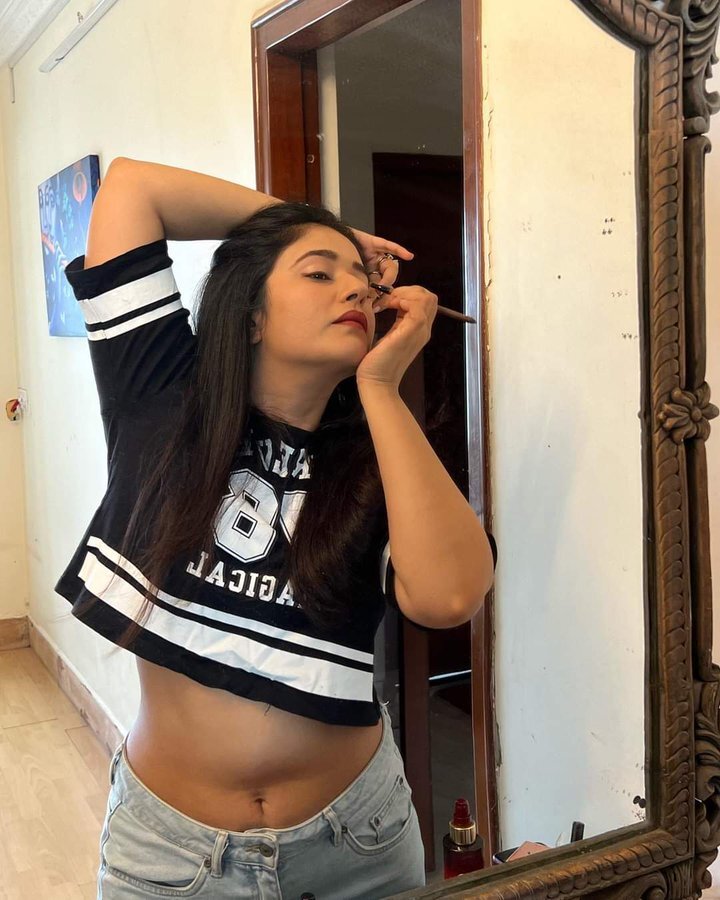 கவர்ச்சிமழையில் தினந்தோறும் ரசிகர்களை நனைய வைக்கும் பூனம் பாஜ்வா ...