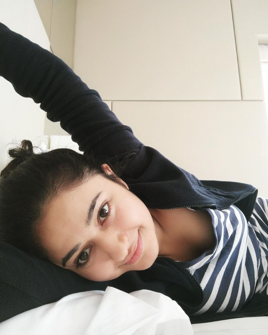 கவர்ச்சிமழையில் தினந்தோறும் ரசிகர்களை நனைய வைக்கும் பூனம் பாஜ்வா ...