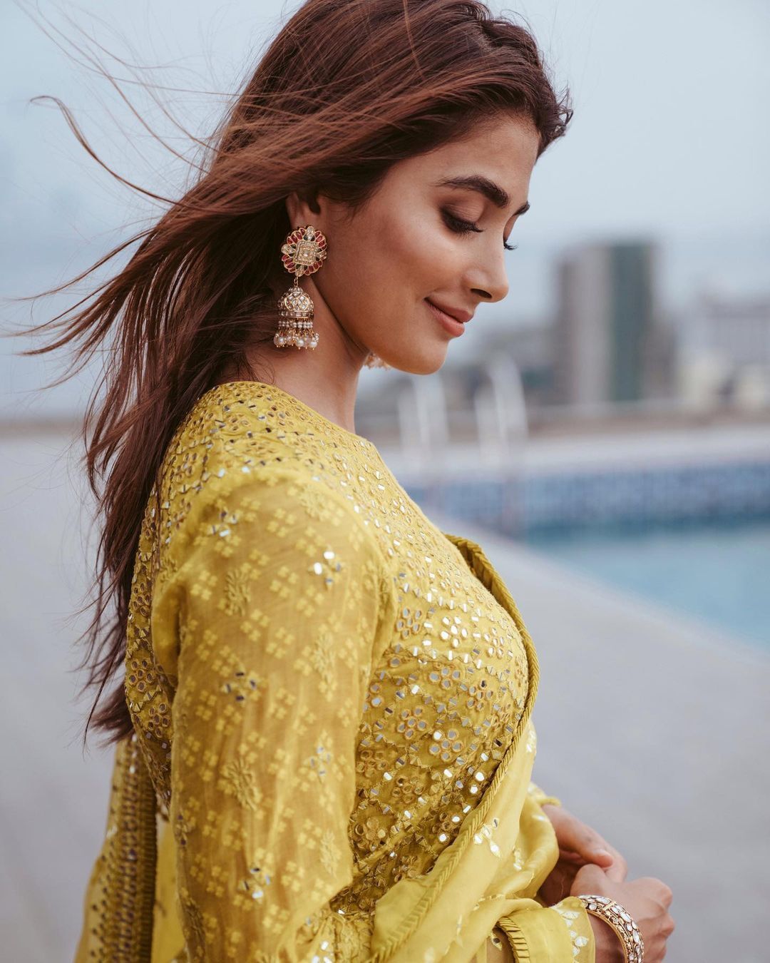 ಚಿನ್ನದ ಬಣ್ಣದ ಗೌನ್‌ನಲ್ಲಿ ಪೂಜಾ ಹೆಗ್ಡೆ ಚಿತ್ರಗಳು | Actress Pooja Hegde ...