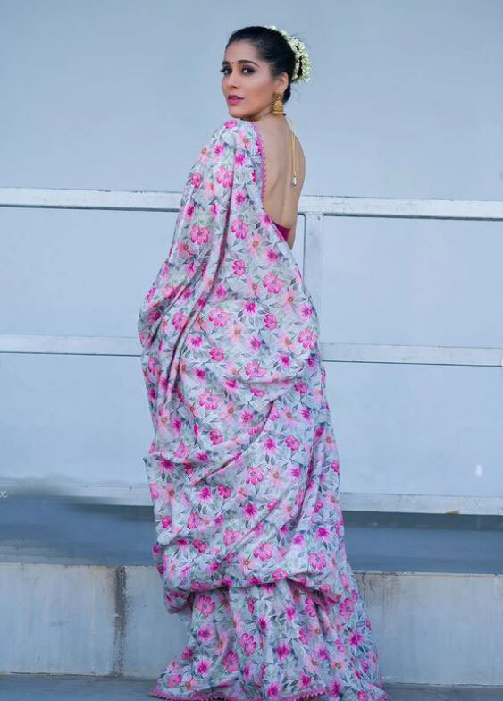 Anchor Rashmi Gautam: అదిరిపోయే ఫోజులతో రష్మీ రచ్చ.. చీరలోనూ సెగలు ...