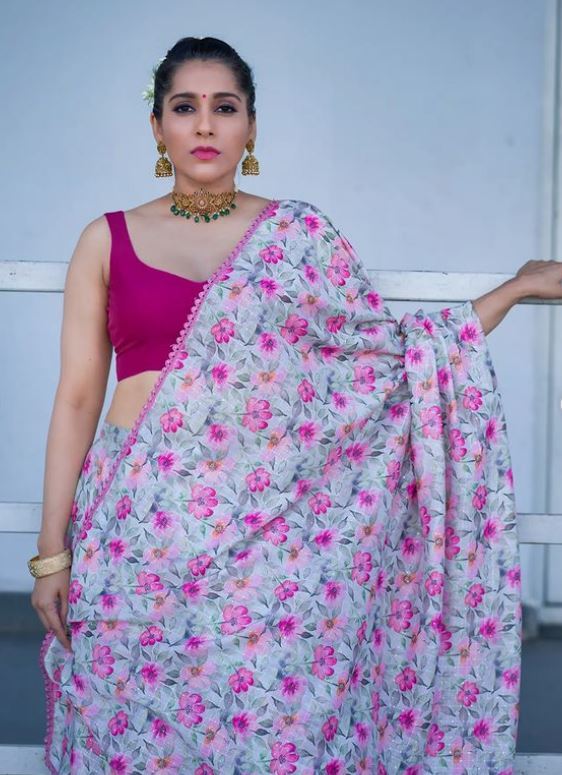 Anchor Rashmi Gautam: అదిరిపోయే ఫోజులతో రష్మీ రచ్చ.. చీరలోనూ సెగలు ...