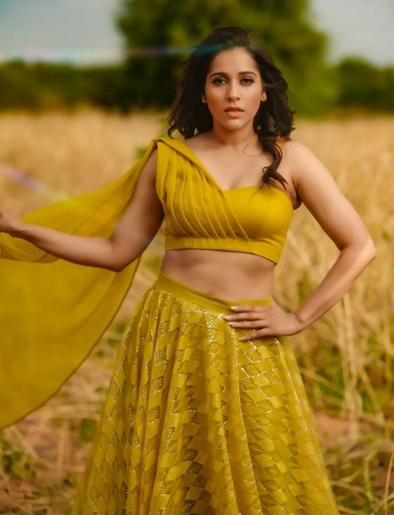 Anchor Rashmi Gautam: అదిరిపోయే ఫోజులతో రష్మీ రచ్చ.. చీరలోనూ సెగలు రేపేలా! | Anchor Rashmi ...