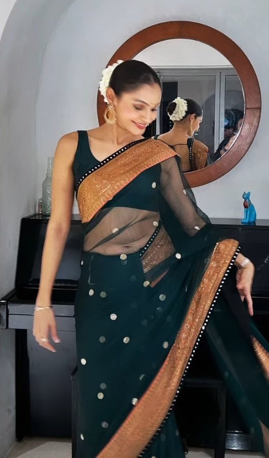 கருப்பு நிற புடவையில் மாஸ் காட்டிய ஆன்ட்ரியா.. என்ன ஸ்டைல் பாருங்க ...