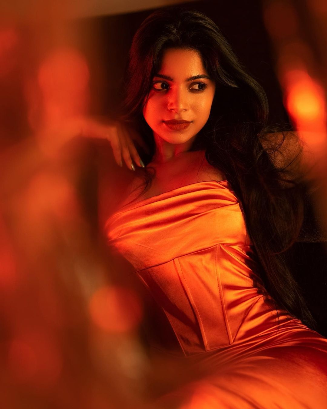 செக்கச் சிவந்த மேனியுடன் சொக்க வைக்கும் பேச்சுலர் நாயகி திவ்யா ...