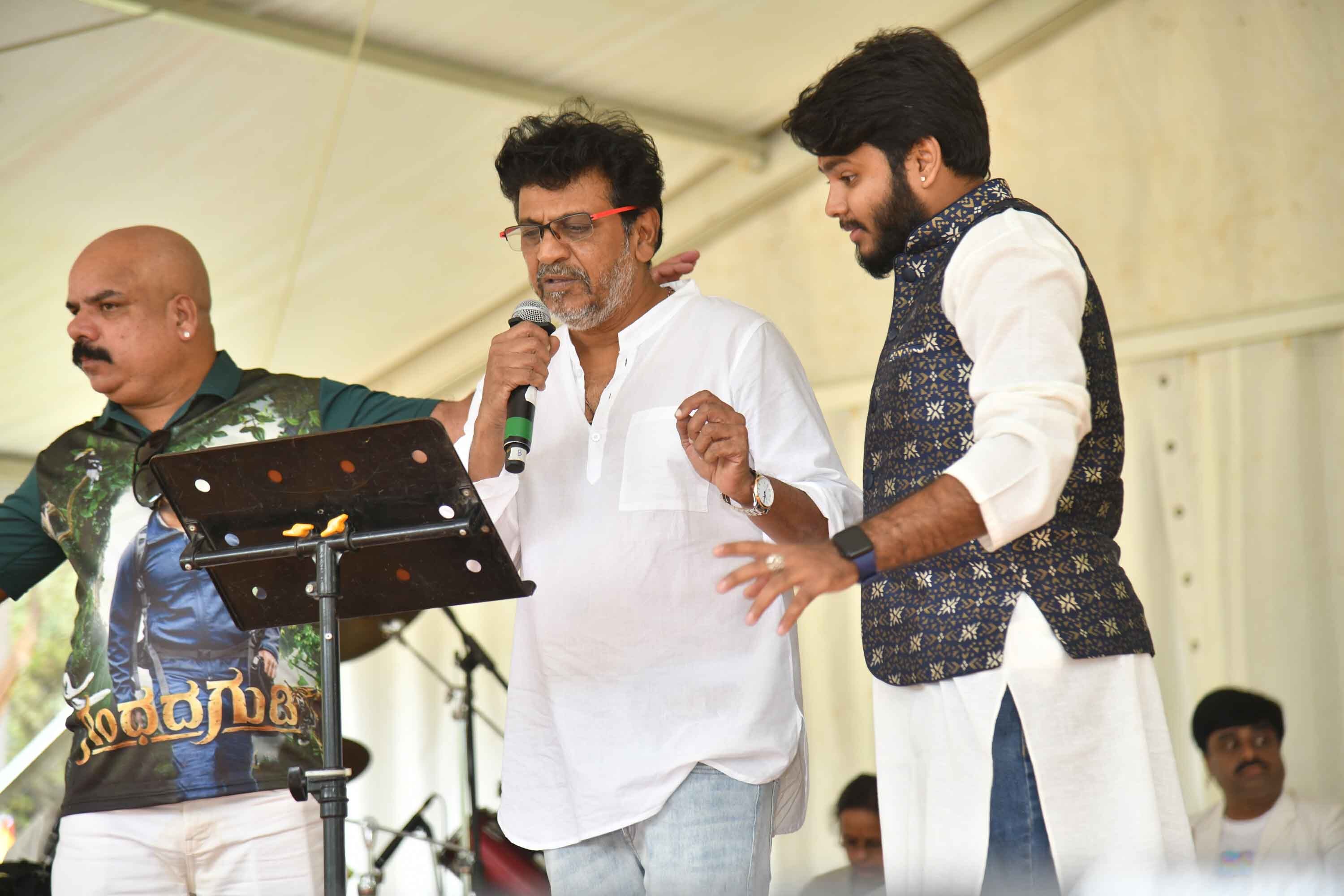 Fans and Celebs pay tribute to Puneeth Rajkumar on his First Death ...