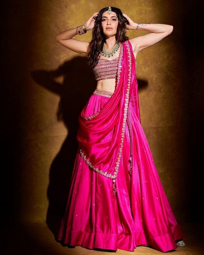 Karishma Tanna exudes prettiness in latest pictures - Filmibeat