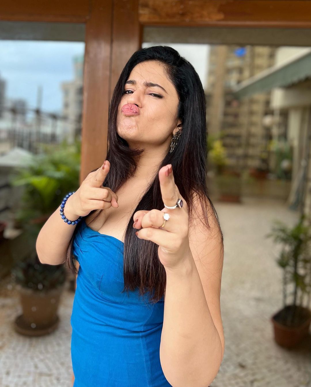 எப்பவாது இப்படியா இல்ல எப்பவுமே இப்படித்தானா? பூனம் பாஜ்வாவின் பிக்ஸ் பார்த்தா உங்களுக்கே ...