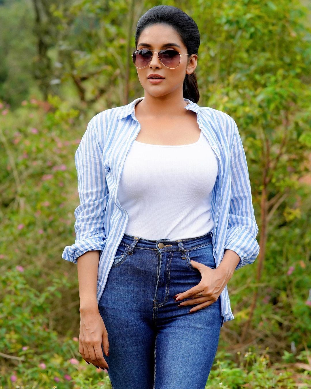 கவர்ச்சி ரூட்டுக்கு மாறும் மஹிமா நம்பியார்.. படவாய்ப்புகளுக்காக புது ரூட்! | Manima Nambiar New ...