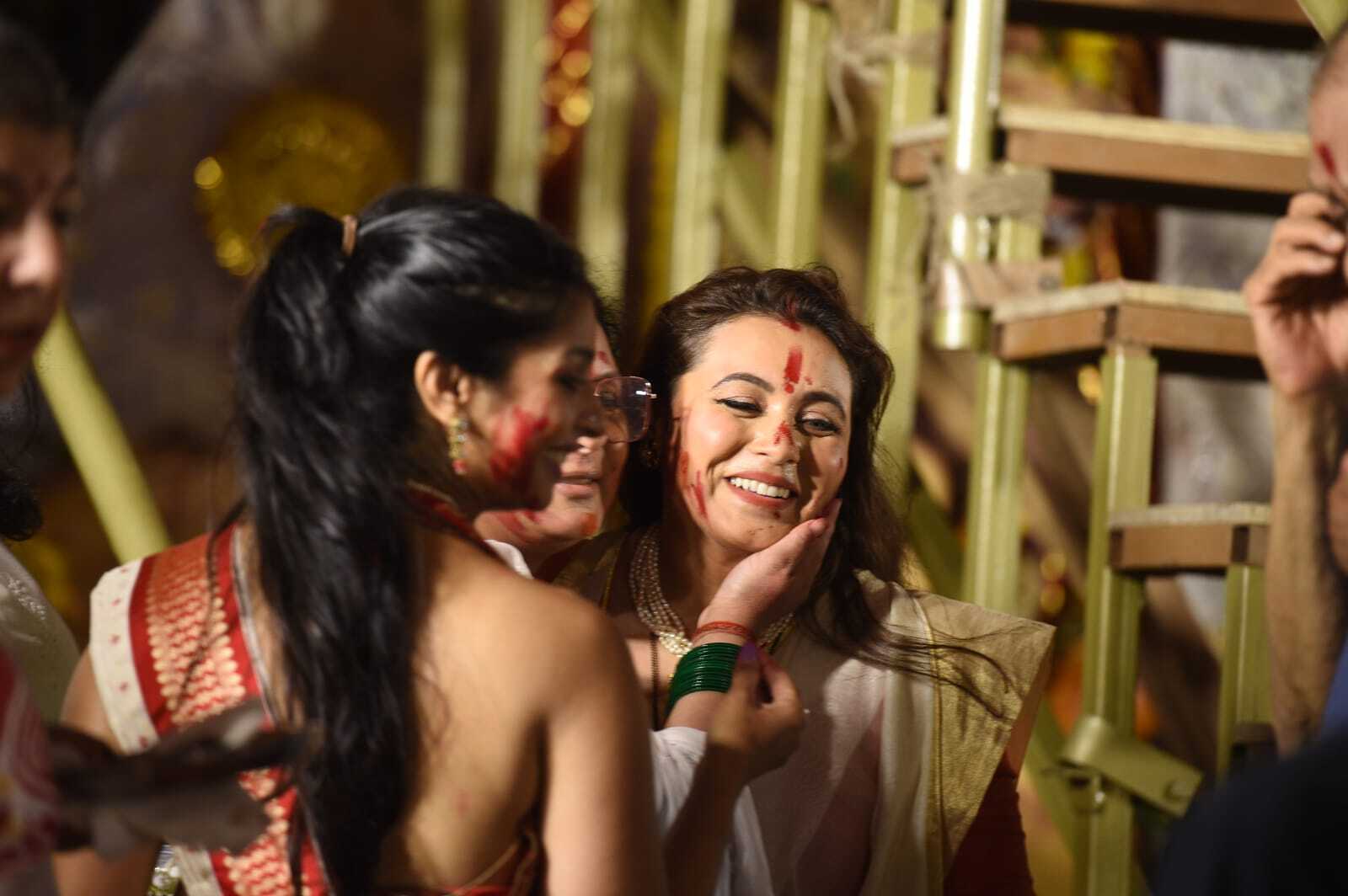 Rani Mukerji's Sindoor Khela Pictures Will Brighten Up Your Day - Filmibeat