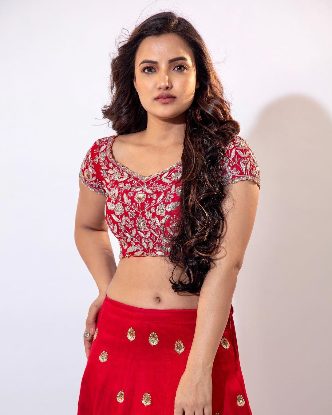 Siri Hanumanth: అందానికే నిర్వచనం.. సిరి హనుమంత్ చీరకట్టు సోయగం | Siri ...