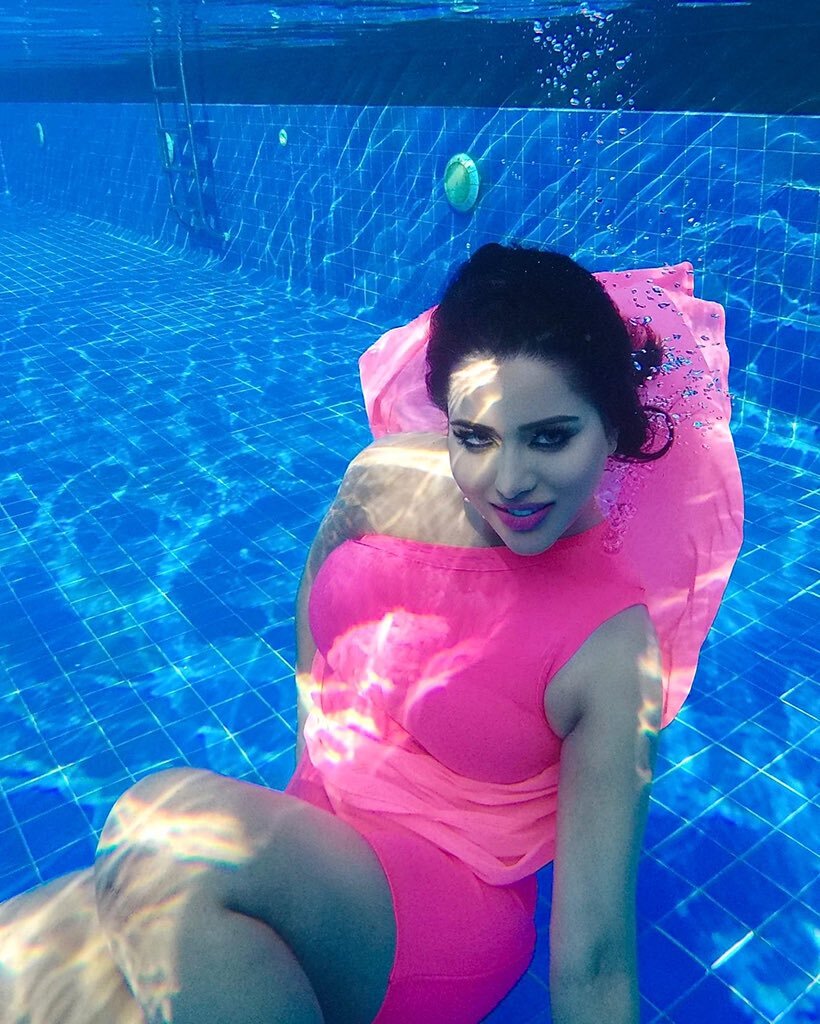 ரைசா ஒரு சைசா கொடுத்த போஸ்..மனதை பதறவிட்ட இளசுகள்..செம ஹாட்டுதான் போங்க! | Actress Raiza Wilson ...