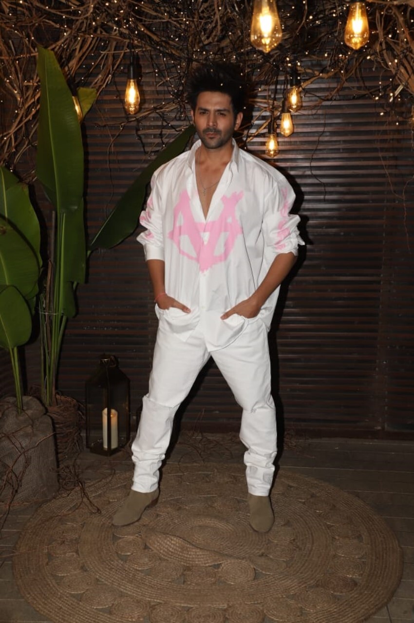 Kartik Aaryan Hosted A Grand Party To Celebrate His 32nd Birthday; See ...