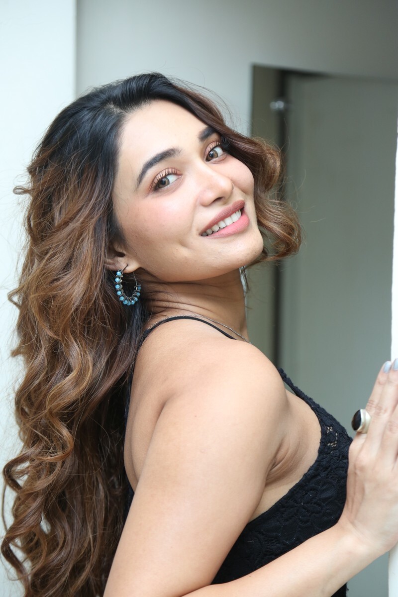 Jennifer Emmanuel బికినిలో అదరగొట్టిన జెన్నీఫర్.. అందరికి నచ్చేలా గర్ల్ ...
