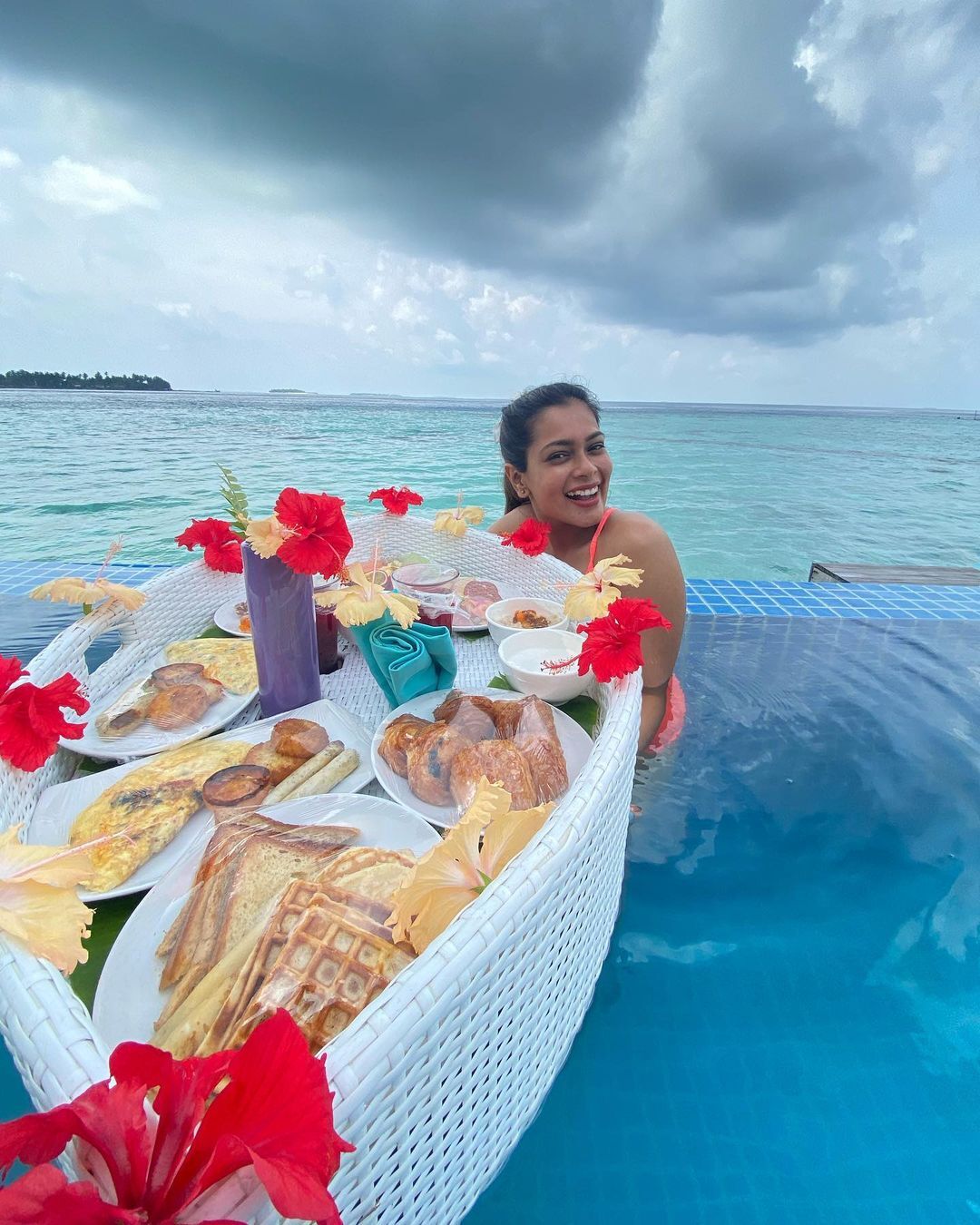 படுத்துக் கொண்டு அப்படியொரு போஸ்.. பாக்கியராஜ் மருமகளா இது.. சொக்கிப்போன ரசிகர்கள்! | Kiki Vijay ...