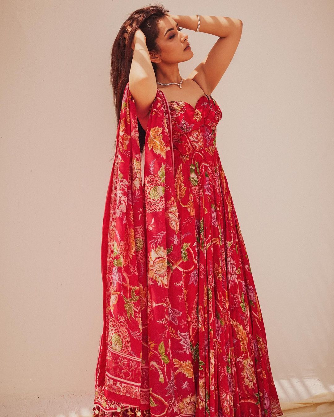 ఓవైపు ప్రకృతిని ఆస్వాదిస్తూ రాశీ ఖన్నా యోగా ఫొటో.. మరోవైపు గ్లామర్ ...