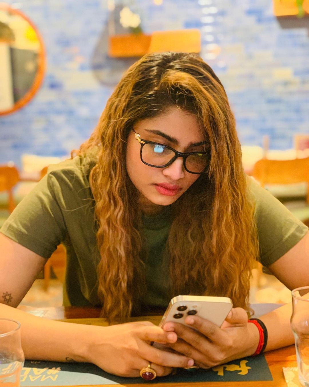 PHOTOS: அடக்கடவுளே.. ஷிவானிக்கு திடீரென என்ன ஆச்சு.. இப்படியெல்லாம் போஸ் கொடுத்துருக்காங்களே ...