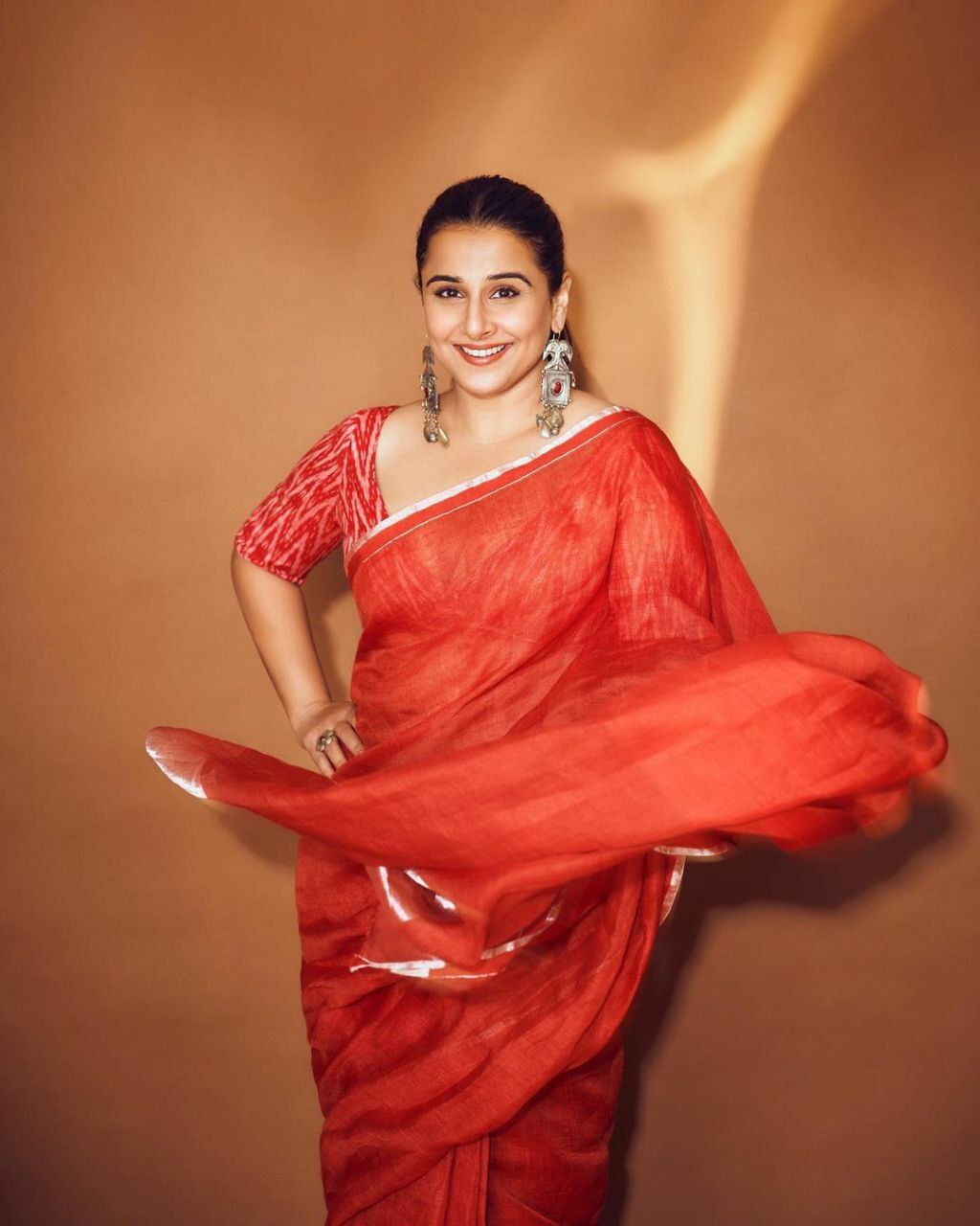 Vidya Balan: చీరలో కూడా విద్యా బాలన్ ఘాటైన అందాలు.. స్టన్నింగ్ ఫొటోస్ ...