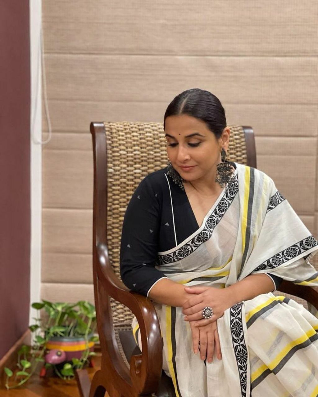 Vidya Balan: చీరలో కూడా విద్యా బాలన్ ఘాటైన అందాలు.. స్టన్నింగ్ ఫొటోస్ ...