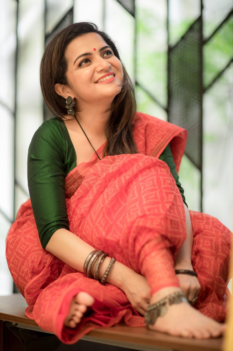 அழகான சிரிப்பால் ரசிகர்களை கட்டிப் போடும் டிடி.. கட்டுண்ட ரசிகர்கள்! | Anchor And Actress DD's ...