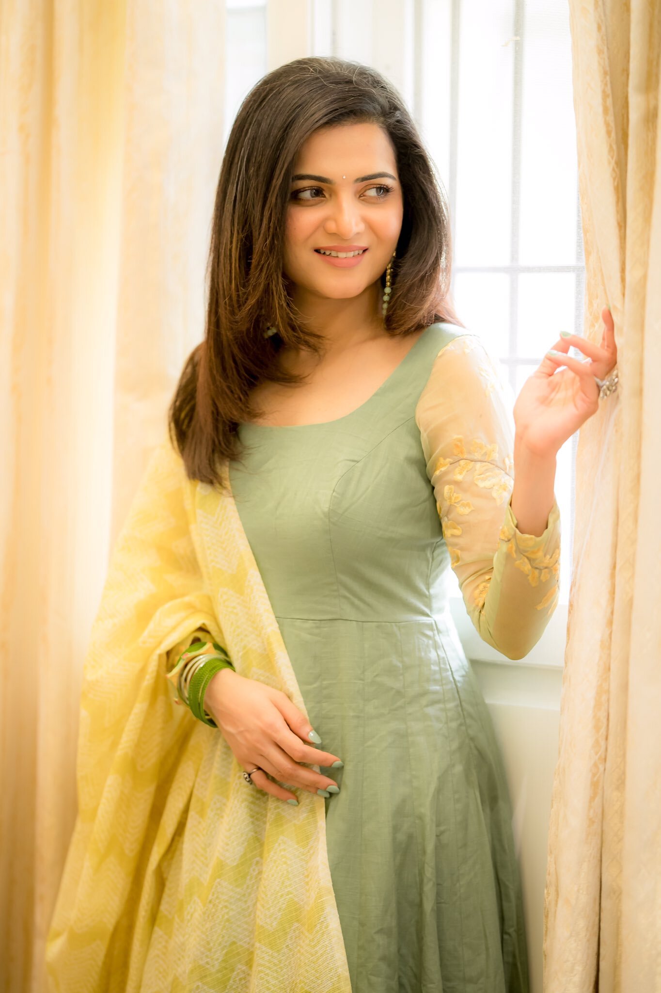 அழகான சிரிப்பால் ரசிகர்களை கட்டிப் போடும் டிடி.. கட்டுண்ட ரசிகர்கள்! | Anchor And Actress DD's ...