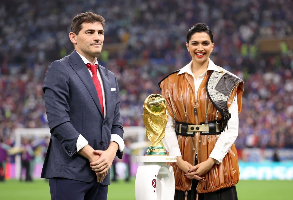 Deepika Padukone First Indian To Unveil FIFA World Cup Trophy !! Here ...