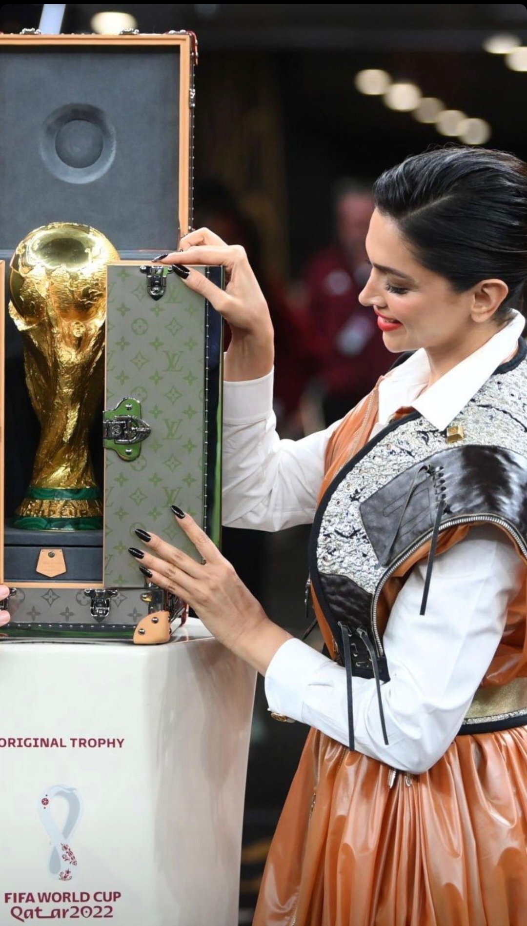Deepika Padukone First Indian To Unveil FIFA World Cup Trophy !! Here ...