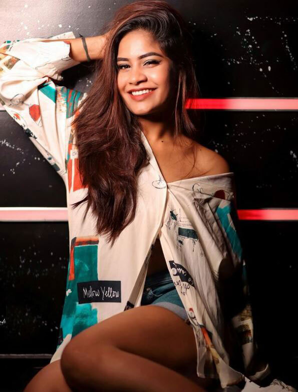 Swetha Naidu: శ్వేతా నాయుడు అందాల ఆరబోత.. అమాంతం షర్ట్ విప్పేసి మరీ ...