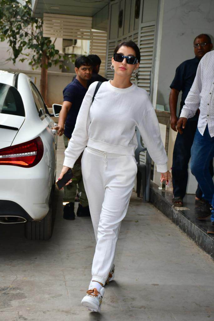 कान में बाली पहनकर नोरा फतेही ने दिखाया अपना टशन, देखिए Latest PHOTO ...