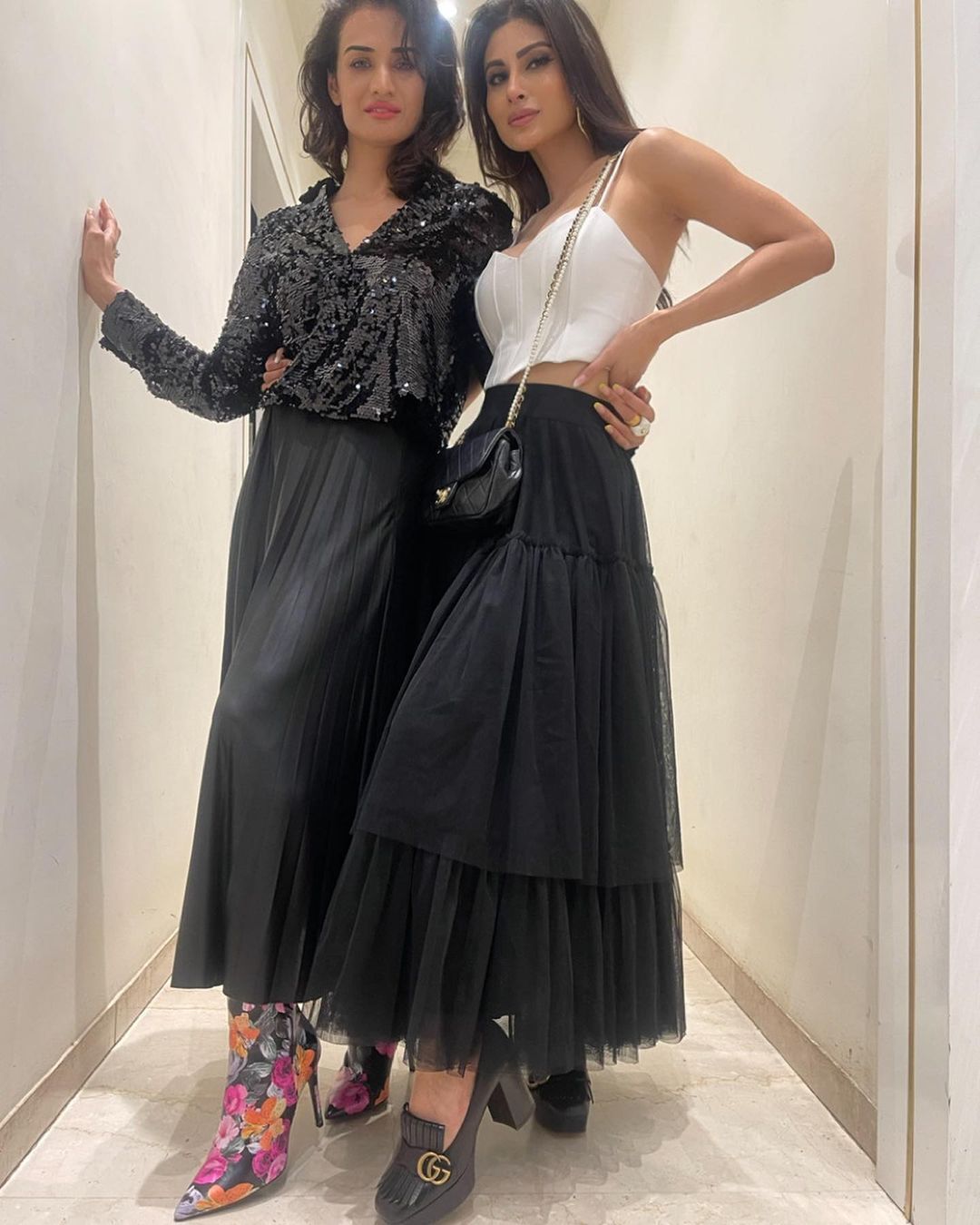Mouni Roy: బ్రహ్మాస్త్రం బ్యూటి హాట్ ట్రీట్.. షర్ట్ బటన్స్ విప్పేసి మరి ...