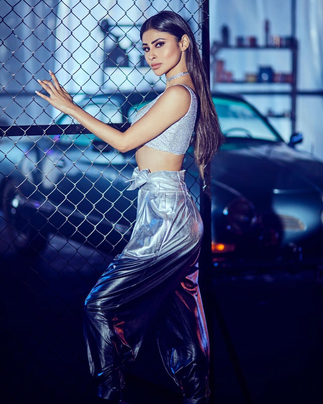 Mouni Roy: బ్రహ్మాస్త్రం బ్యూటి హాట్ ట్రీట్.. షర్ట్ బటన్స్ విప్పేసి మరి ...